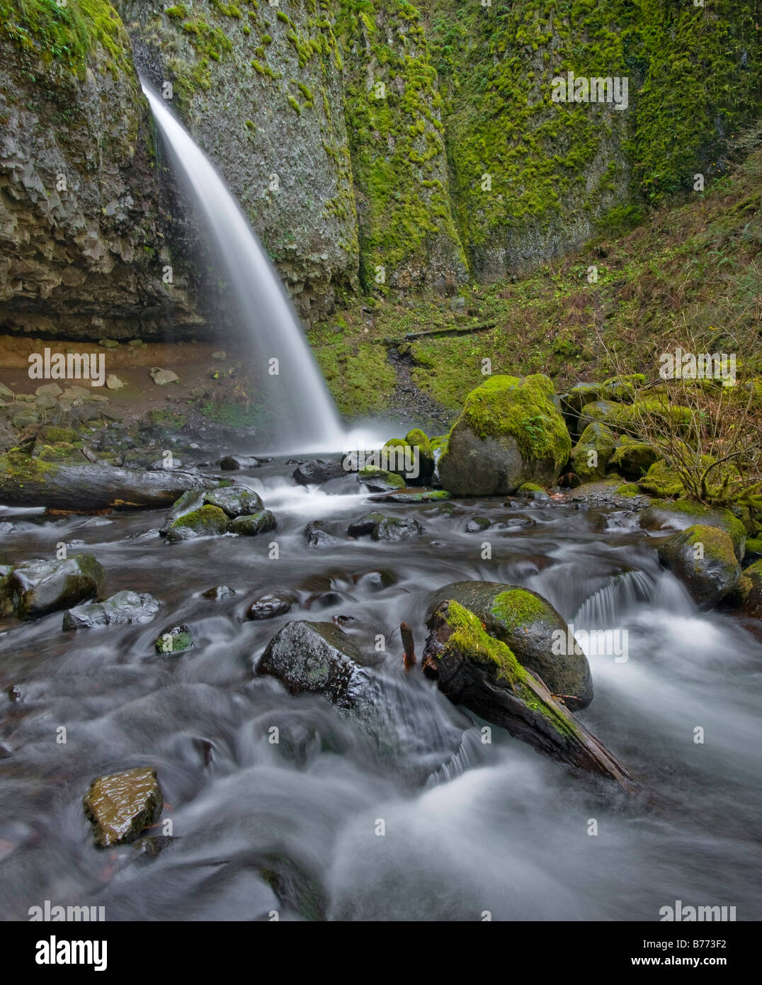 A beautiful waterfall falls over moss covered cliffs Stock Photo - Alamy