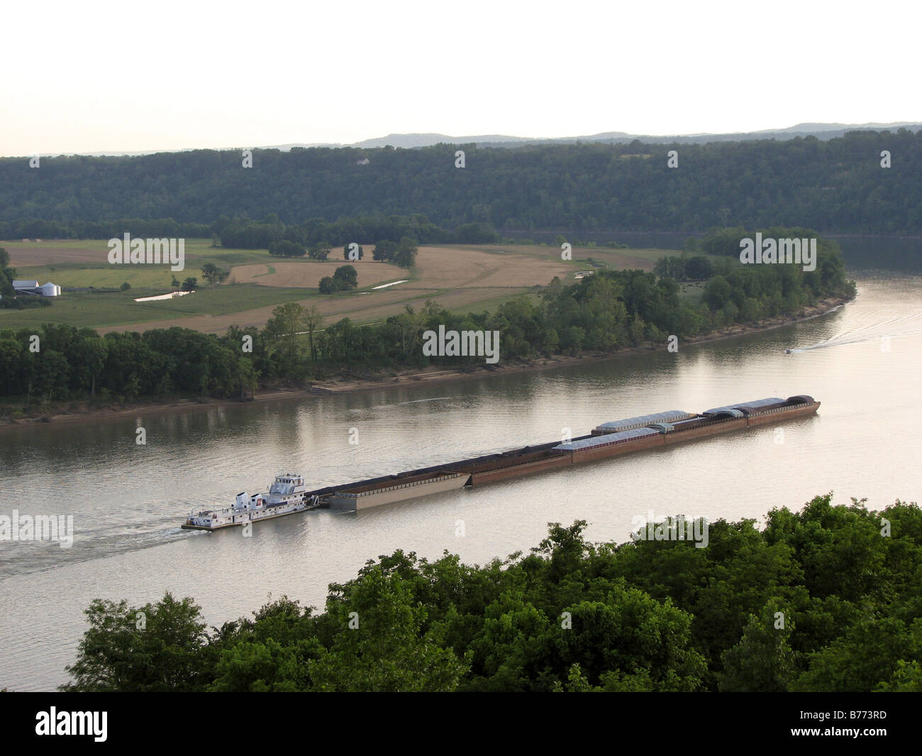 River barge on ohio river hi-res stock photography and images - Alamy