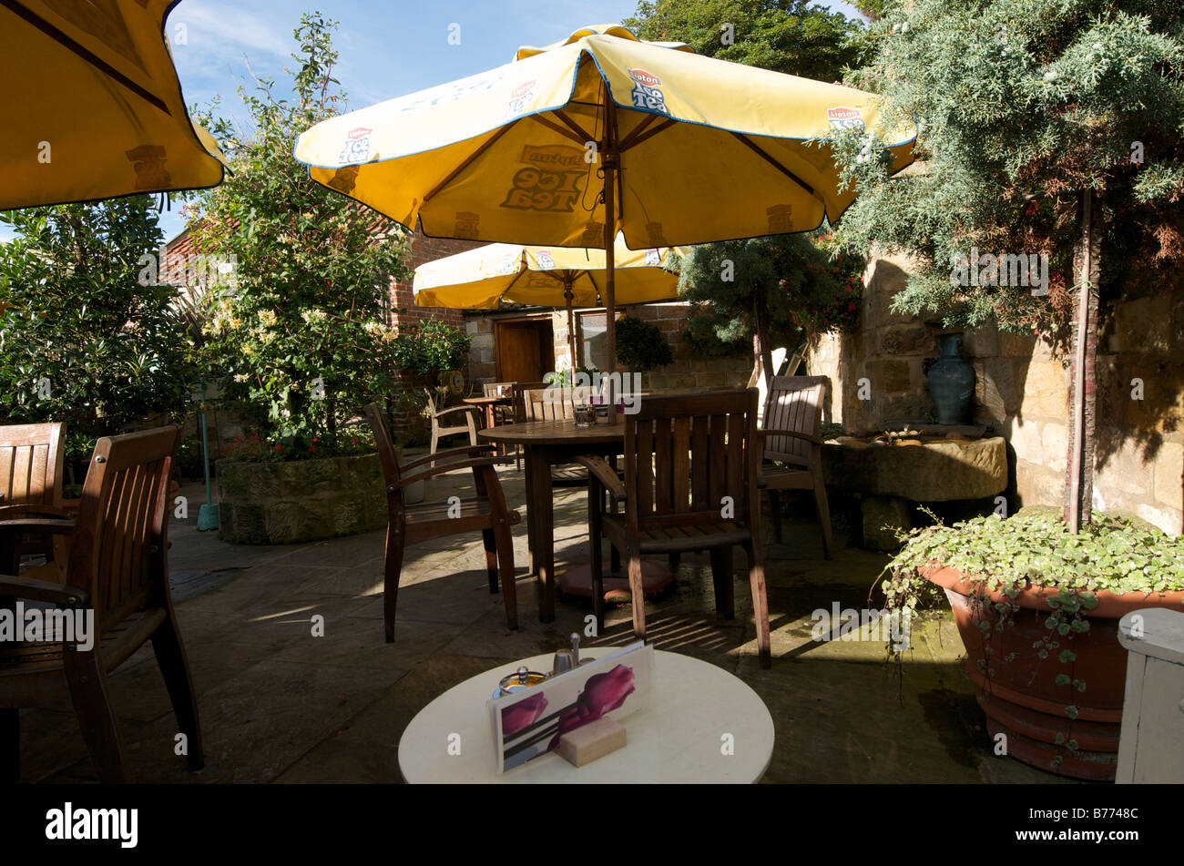 Cafe and parasols hi-res stock photography and images - Alamy