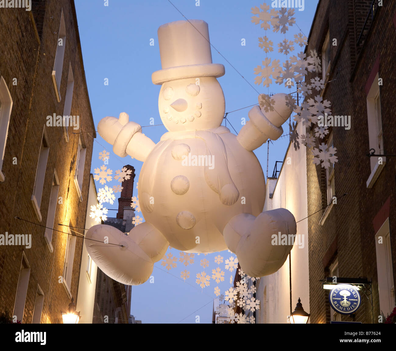 London streets and shops carnaby street hi-res stock photography and ...