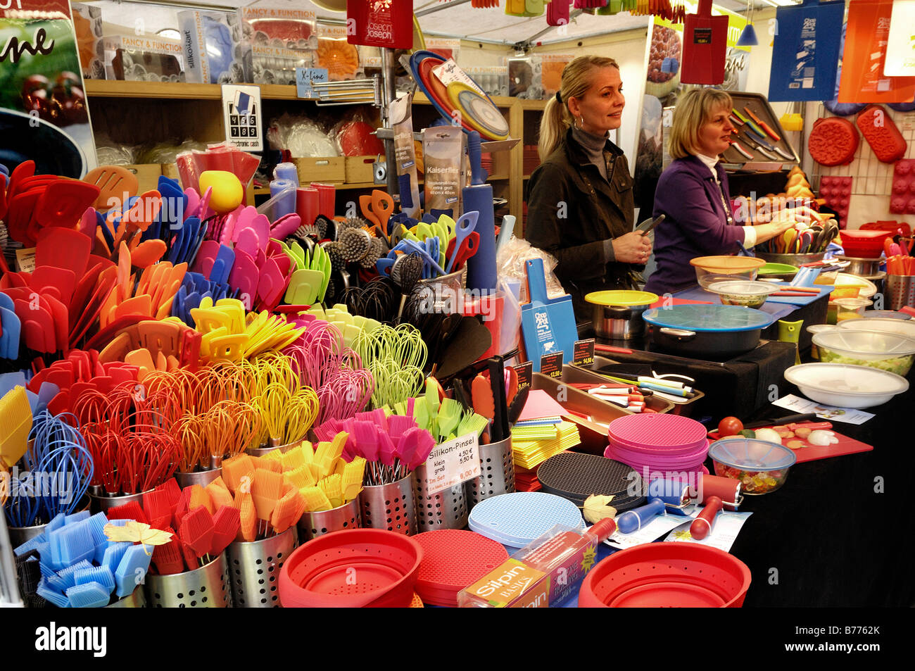 Kunststoff kuechenutensilien hi-res stock photography and images - Alamy