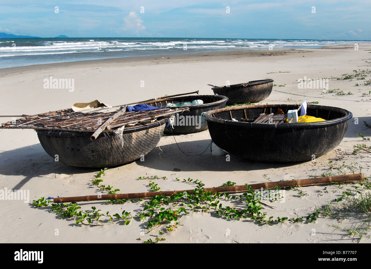 Thuyền Thúng - a coracle in Vietnam Stock Photo - Alamy