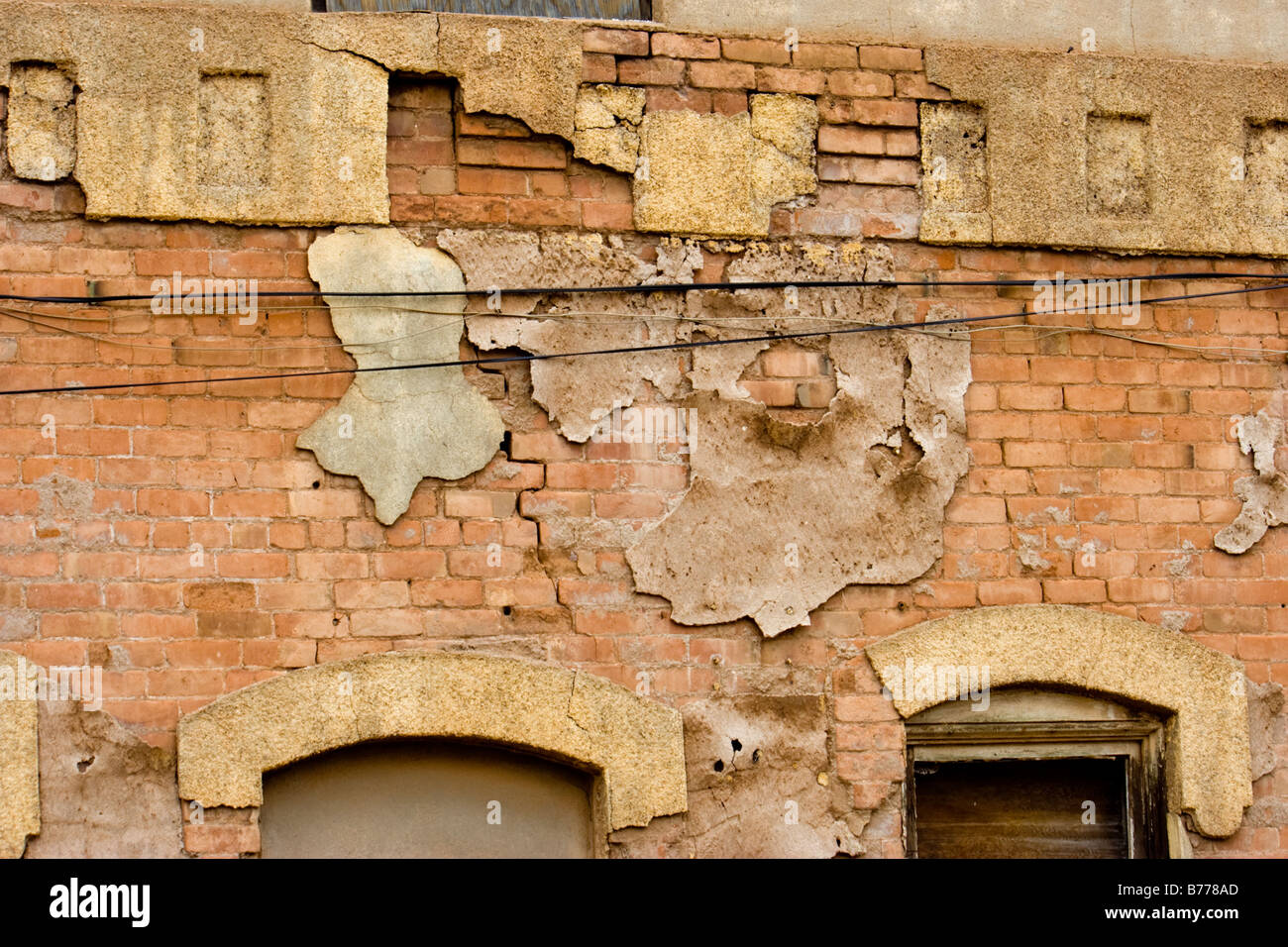 Run down brick building hi-res stock photography and images - Alamy