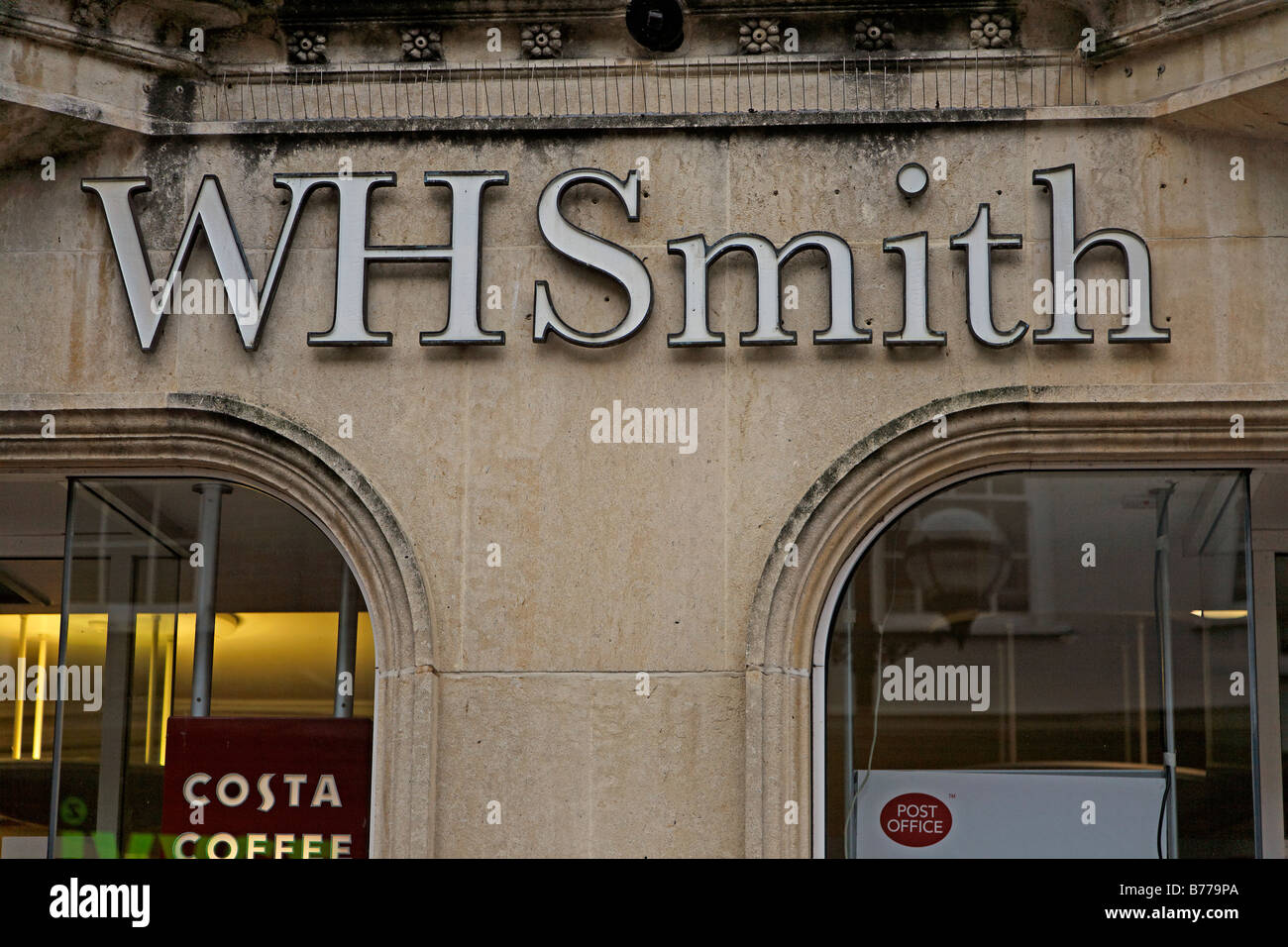 Wh smith shop front hi-res stock photography and images - Alamy