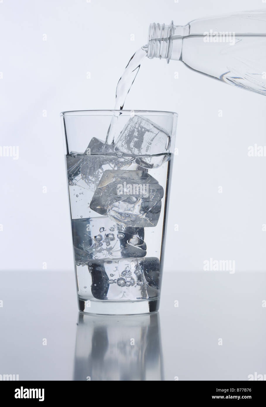 Pouring ice cubes hi-res stock photography and images - Alamy
