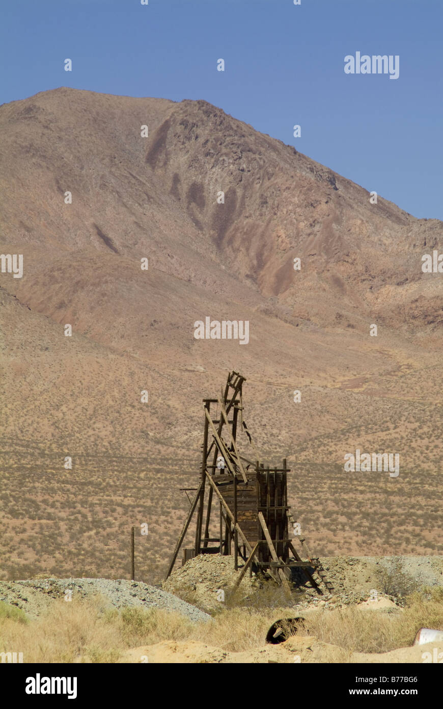 an abandoned mining site in the california desert Stock Photo - Alamy