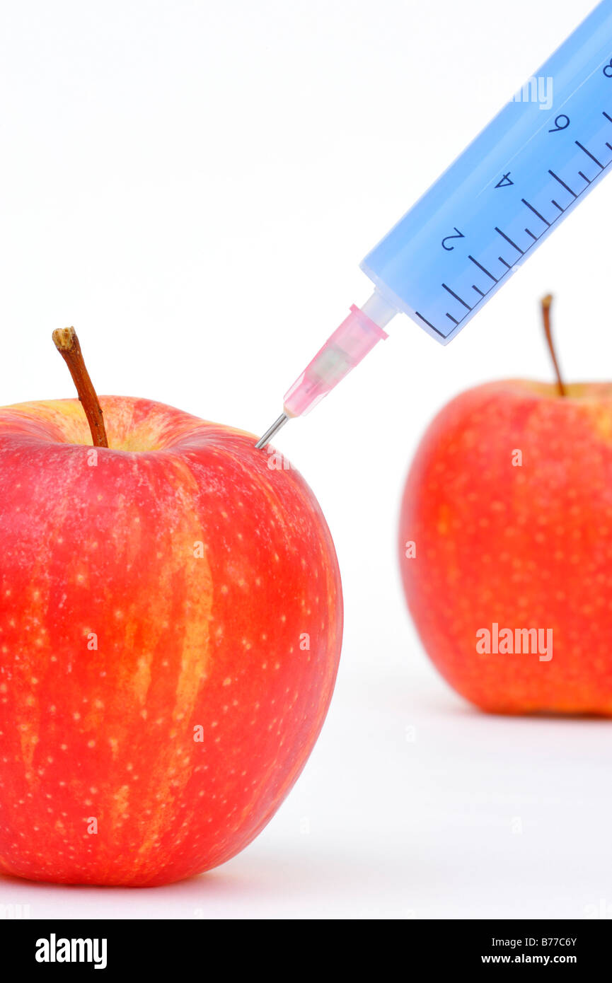 Apples with a syringe, genetic engineering Stock Photo - Alamy
