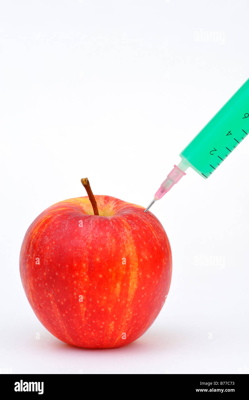 Apple with a syringe, genetic engineering Stock Photo - Alamy
