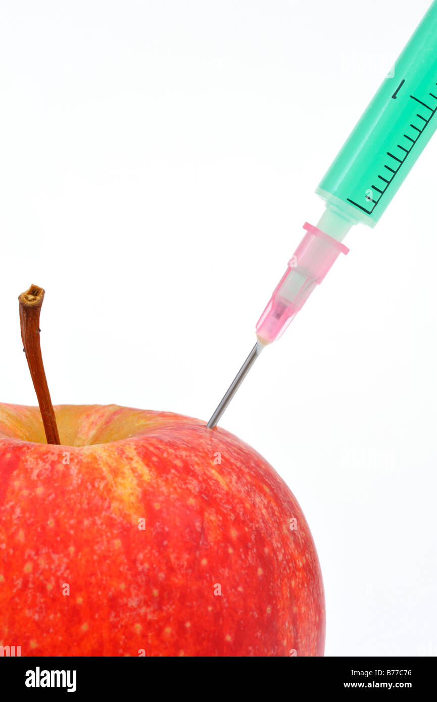 Apple with a syringe, genetic engineering Stock Photo - Alamy
