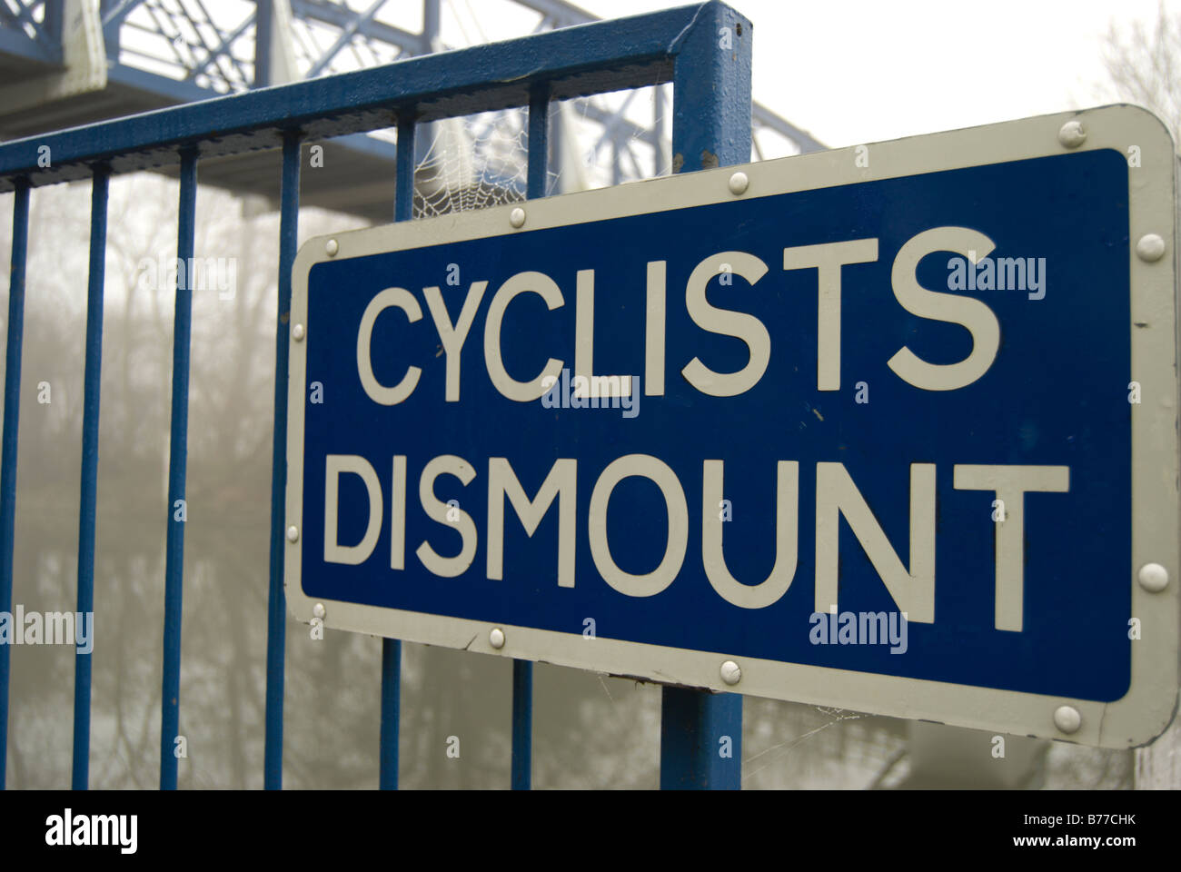 Blue sign cyclists dismount hi-res stock photography and images - Alamy
