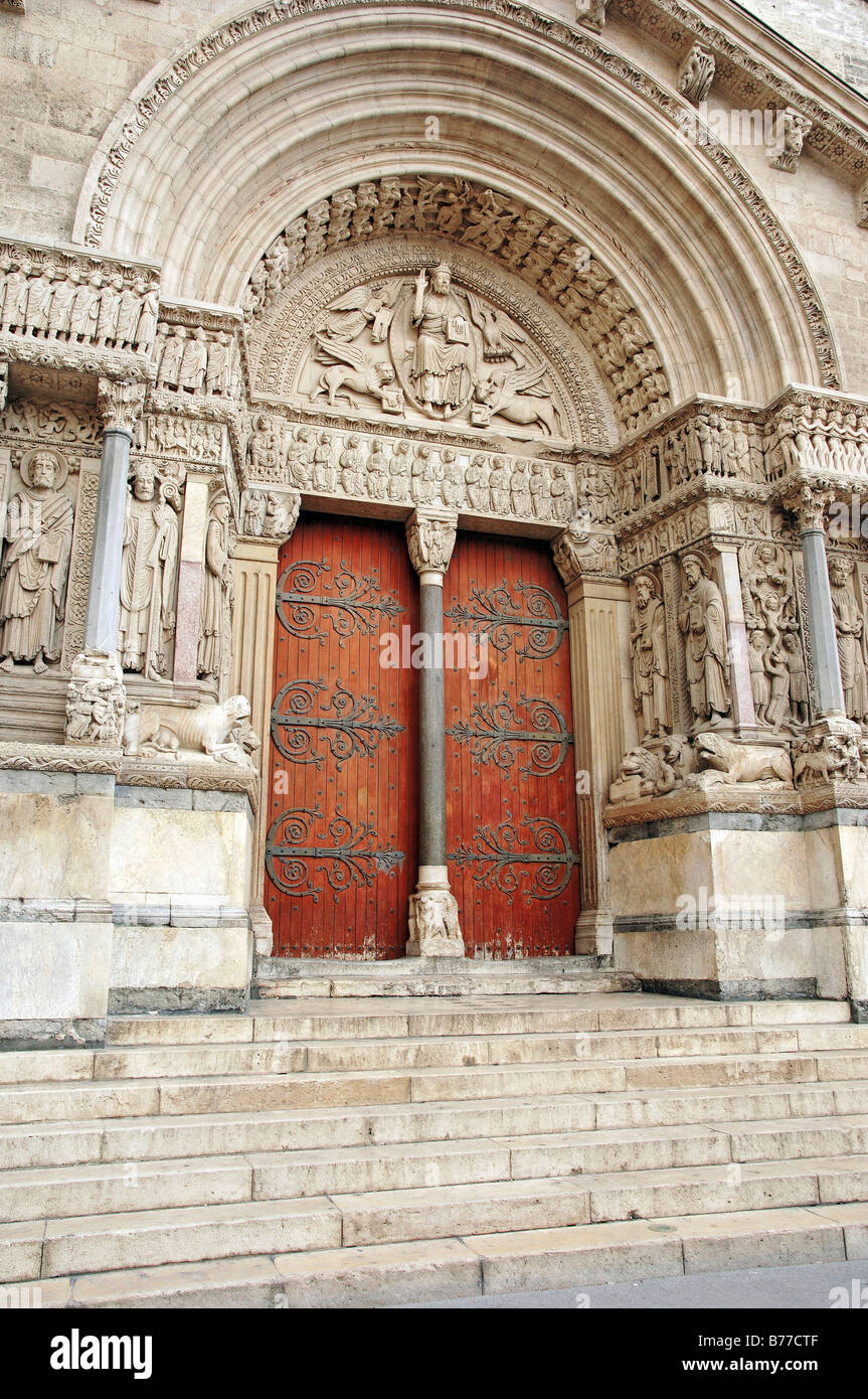 Kathedrale saint trophime hi-res stock photography and images - Alamy