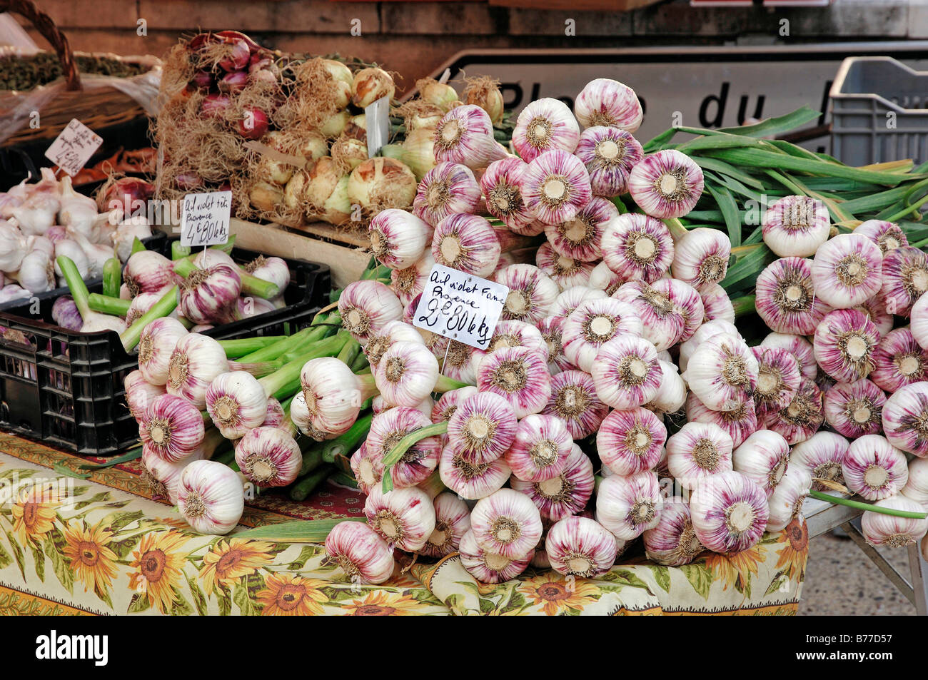 Garlic at market hi-res stock photography and images - Alamy