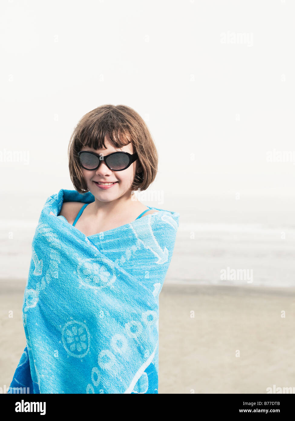 Child towel back girl hi-res stock photography and images - Alamy