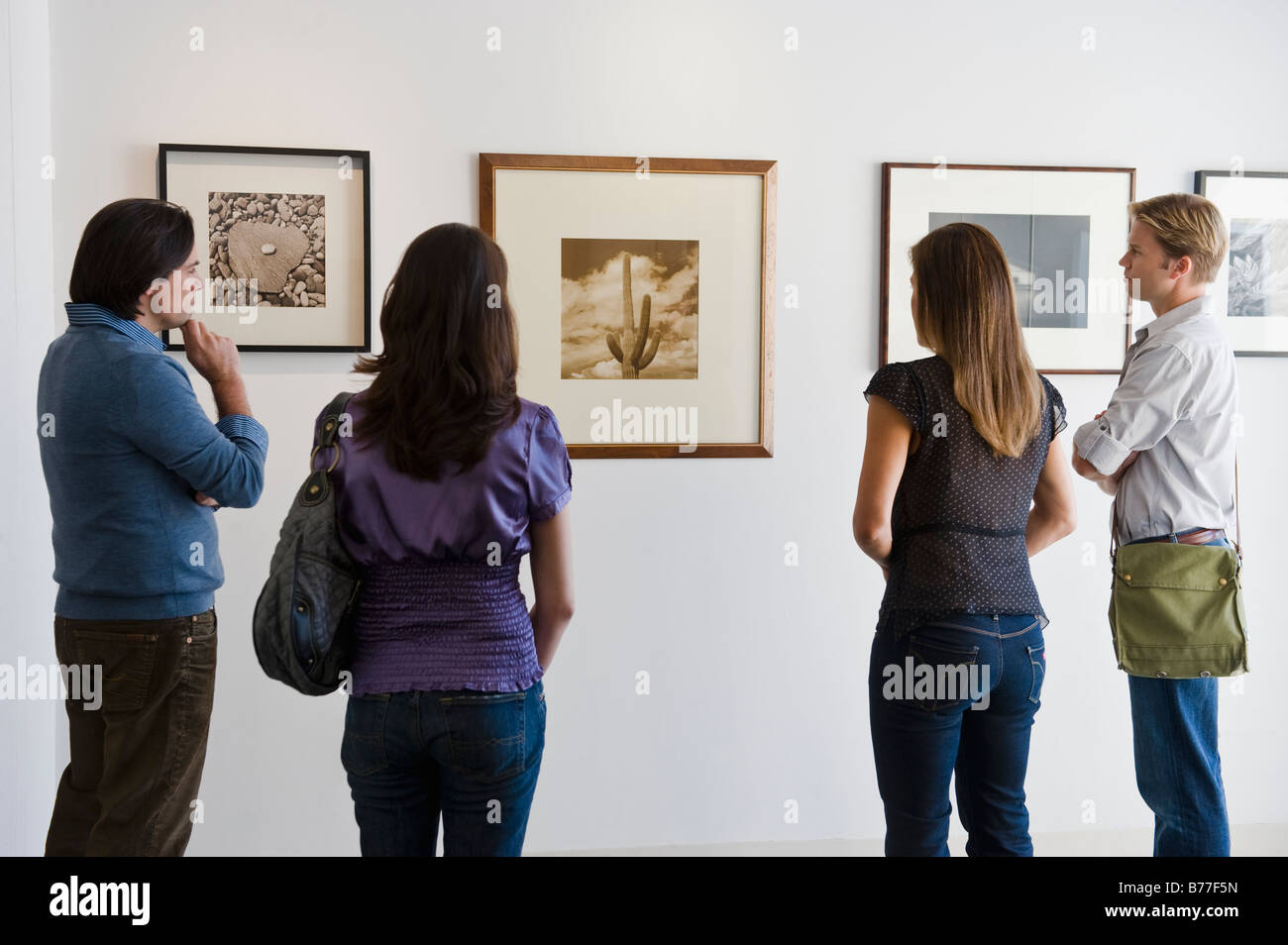 People looking at art hi-res stock photography and images - Alamy