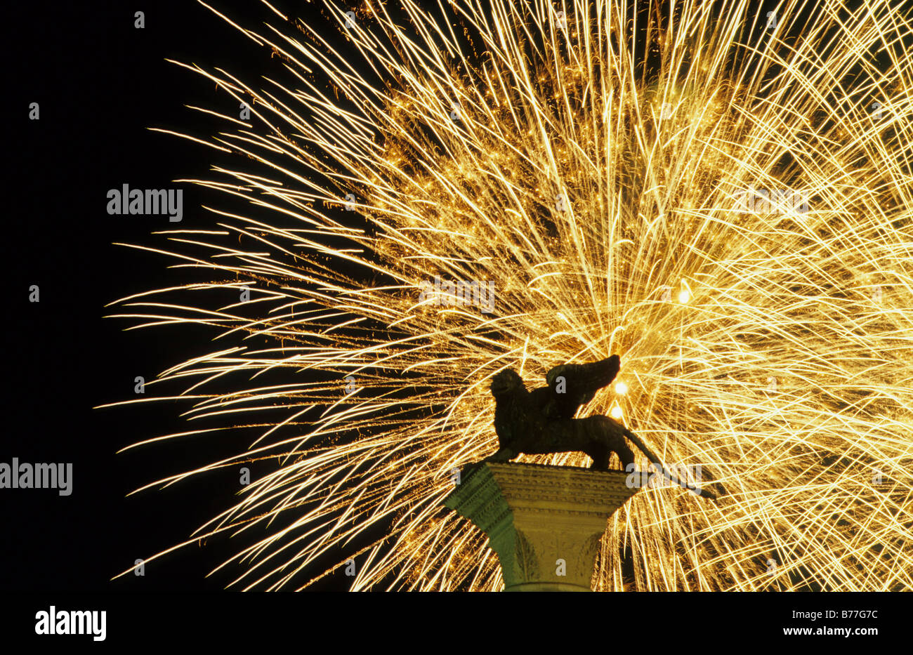 Italienisches feuerwerk hi-res stock photography and images - Alamy