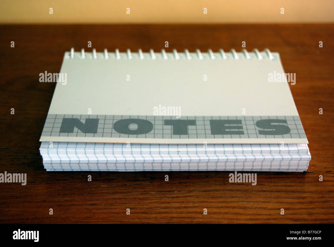 Schreibtisch aus holz hi-res stock photography and images - Alamy