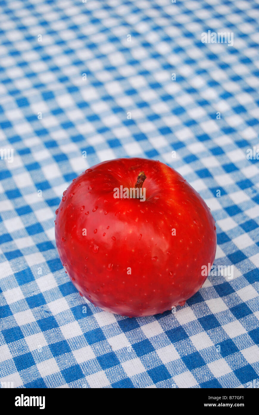 Weisser tisch hi-res stock photography and images - Alamy