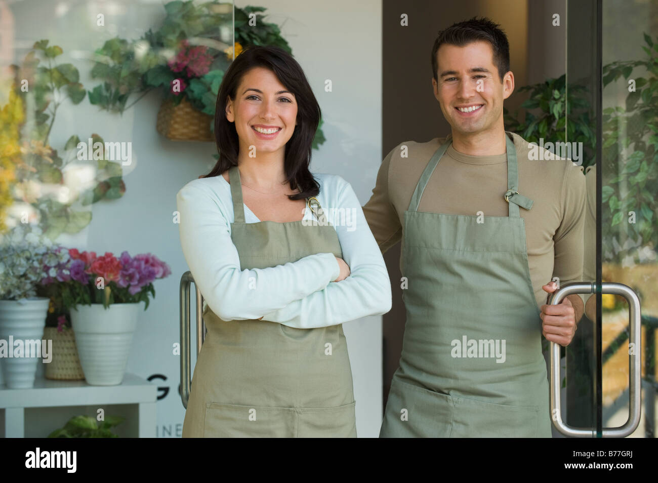 People standing outside shop hi-res stock photography and images - Alamy