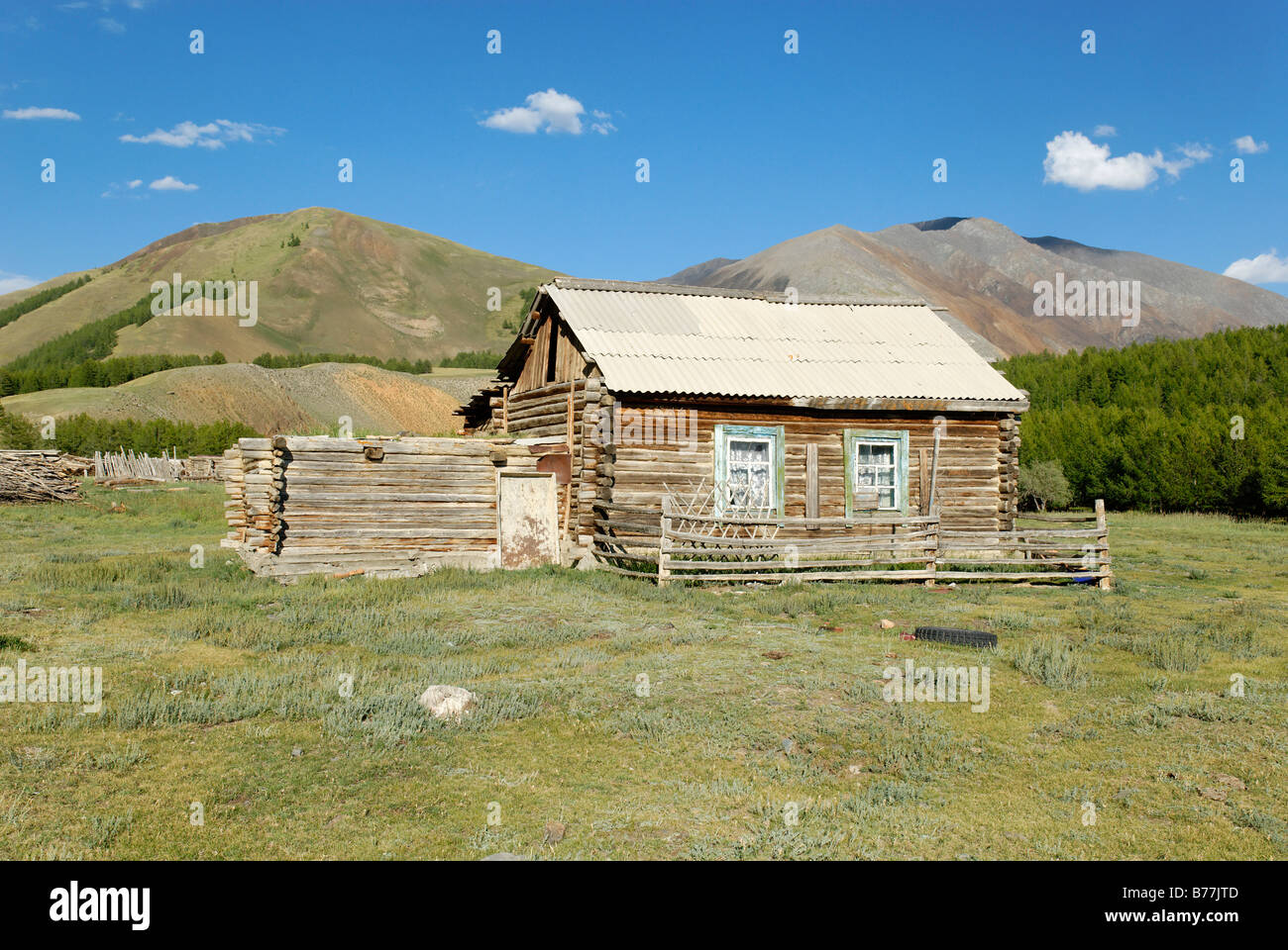 Log cabin, winter camp of Altay nomads, Chuja Steppe, Sailughem ...
