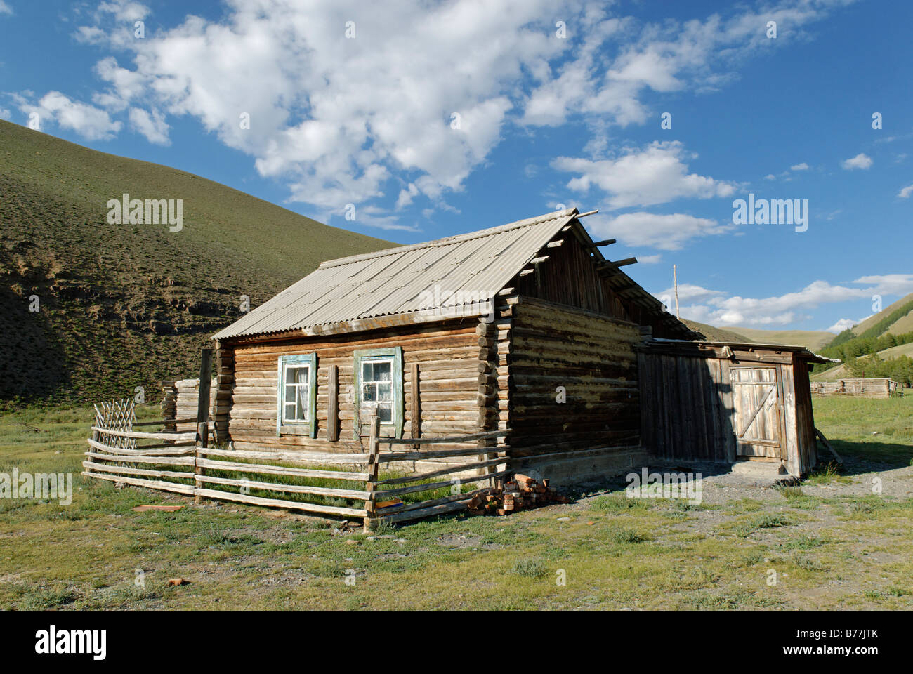 Log cabin, winter camp of Altay nomads, Chuja Steppe, Sailughem ...