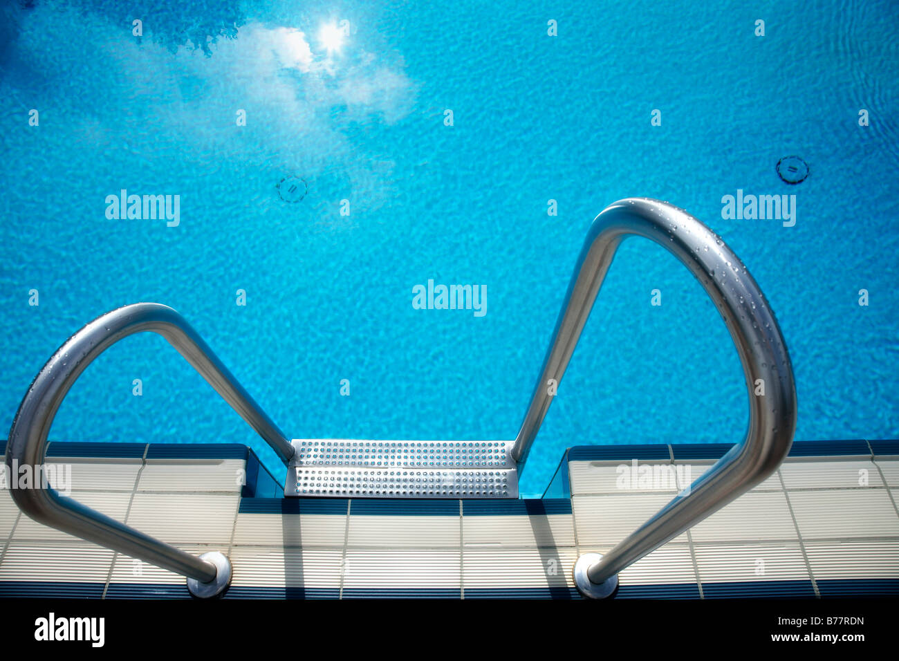 Ladder into a swimming pool Stock Photo - Alamy