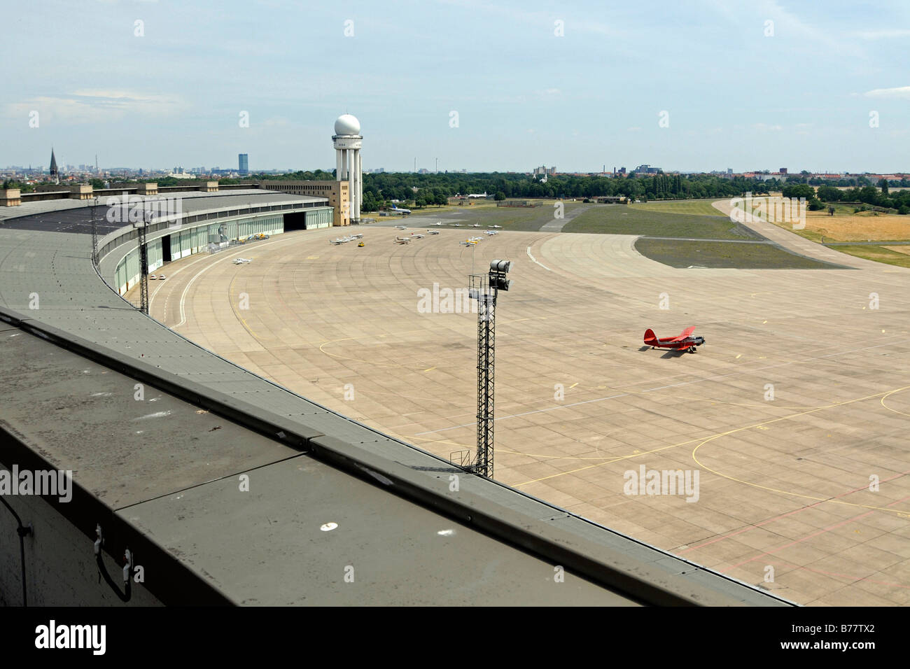 Airport apron area hi-res stock photography and images - Alamy