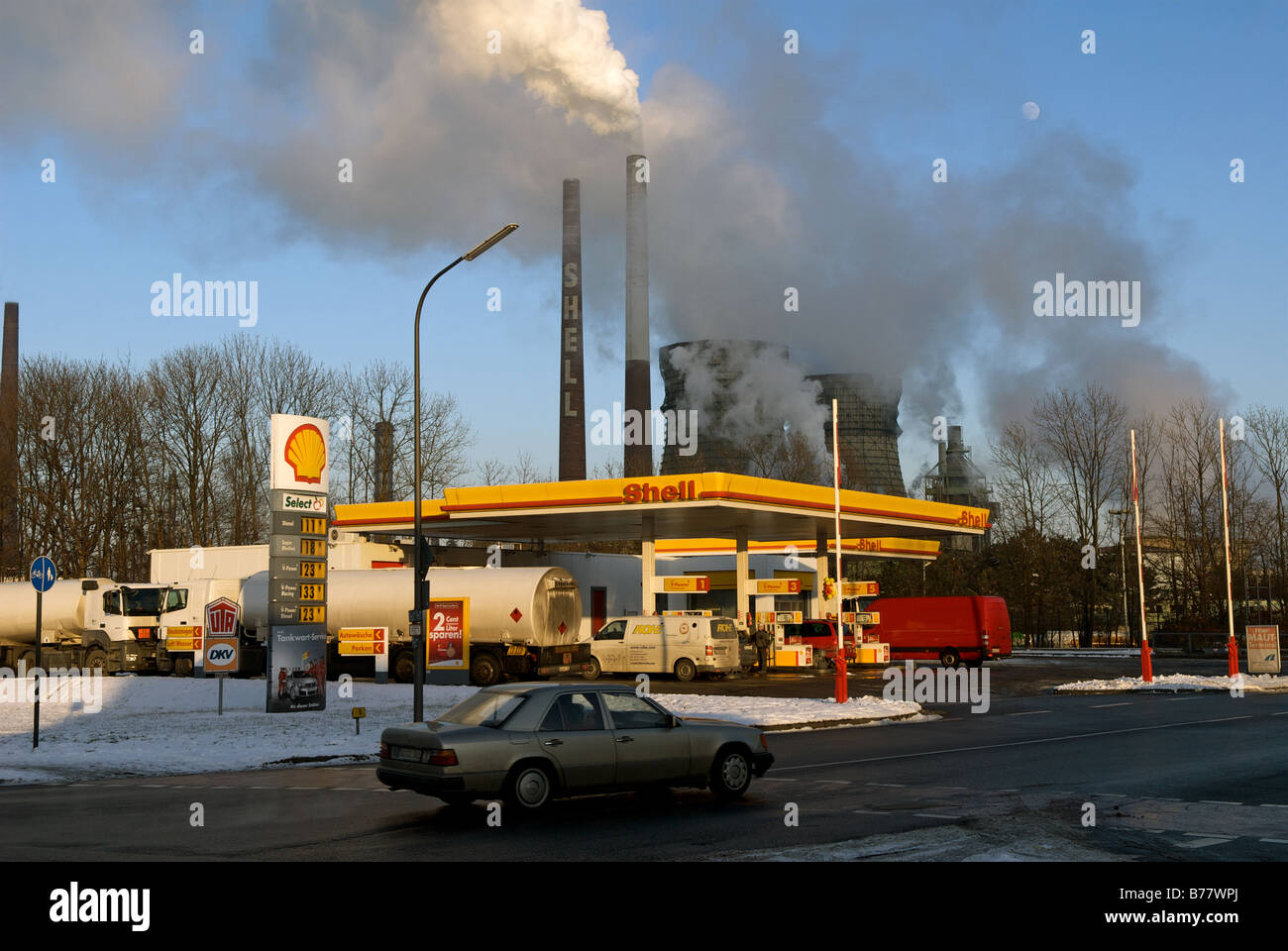 Shell refinery hi-res stock photography and images - Alamy