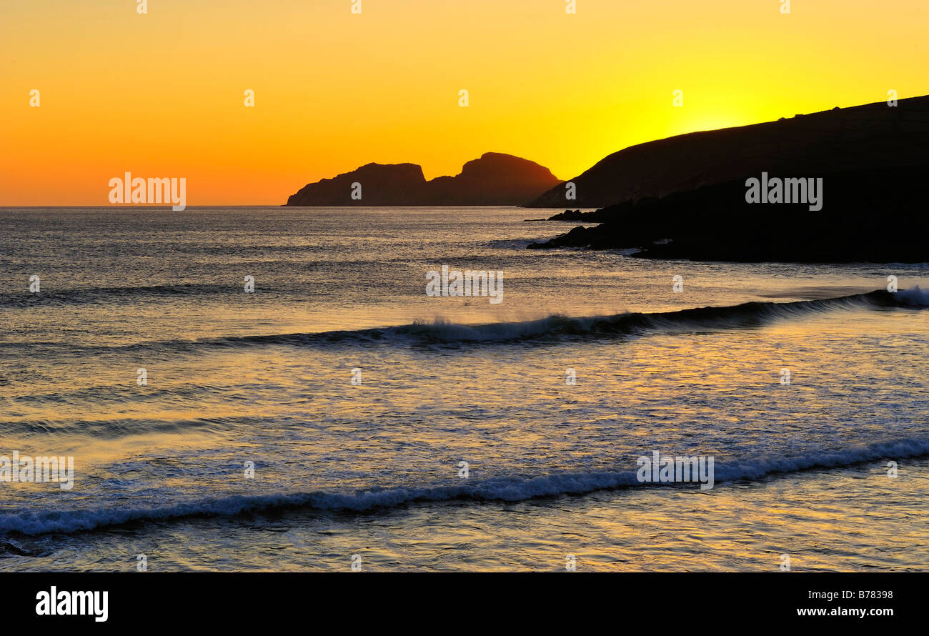 sun sets on Ballinskelligs Bay, Dingle Peninsula, Co.Kerry, Ireland ...