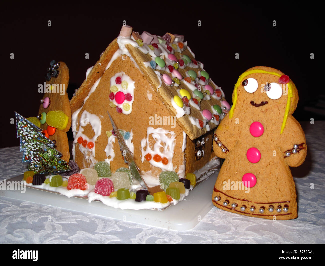 Gingerbread house and gingerbread man Stock Photo - Alamy