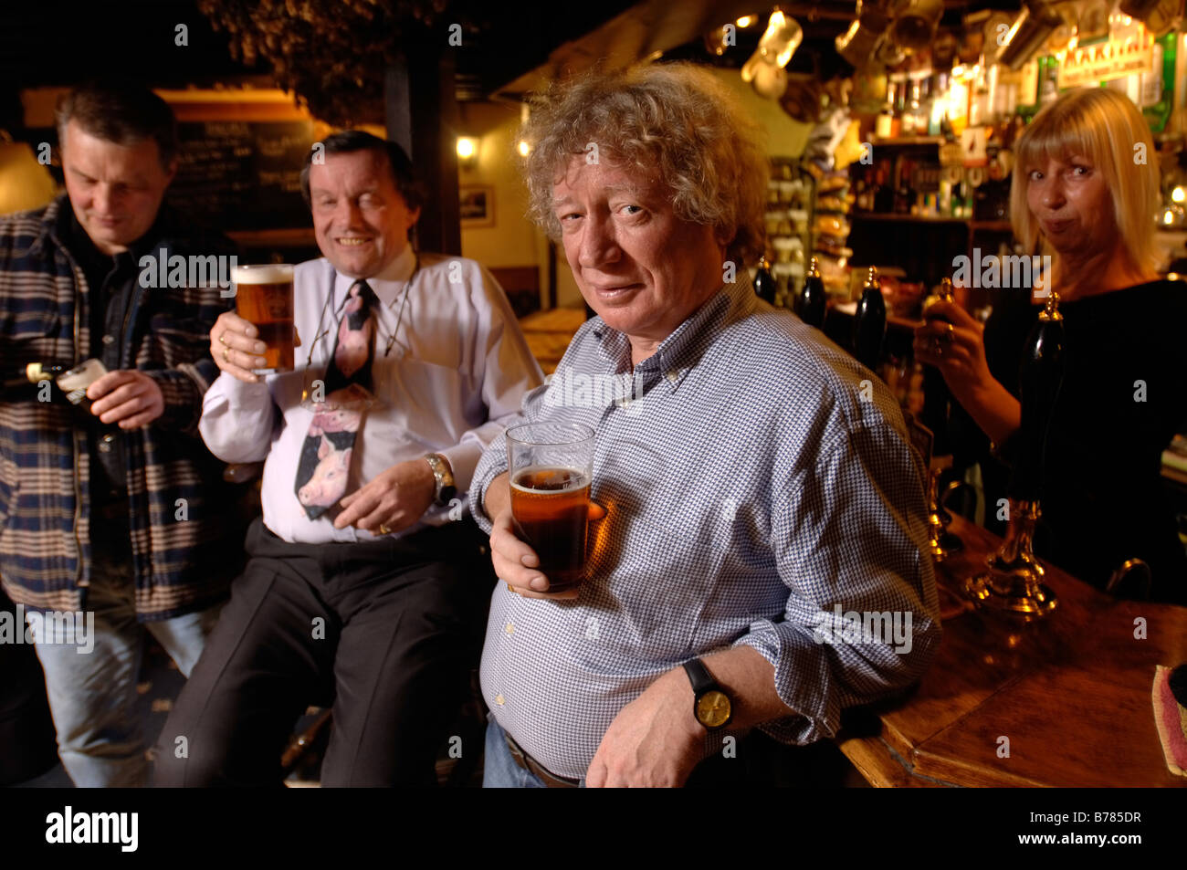 PATRONS OF A TRADITIONAL BRITISH PUB DRINKING BEER UK Stock Photo - Alamy