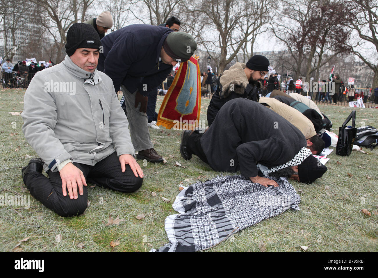 Muslims preying hi-res stock photography and images - Alamy