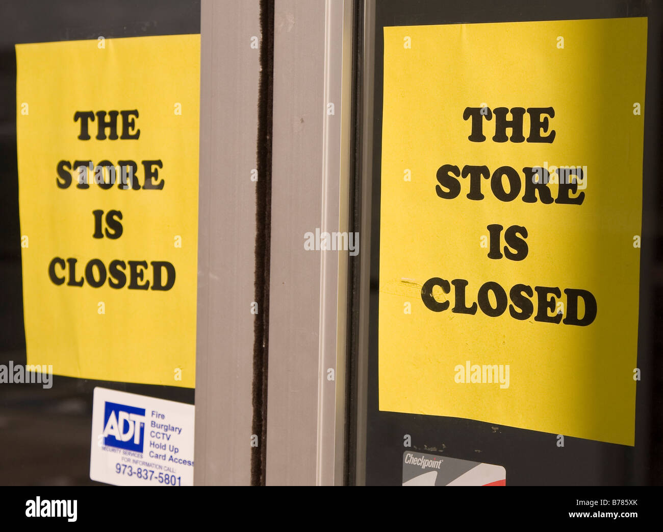 Closed store sign in front of a store Stock Photo - Alamy