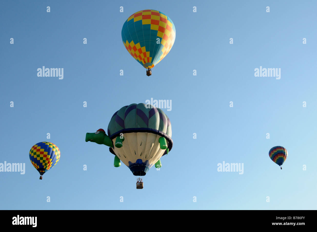 Hot air balloons afloat hi-res stock photography and images - Alamy