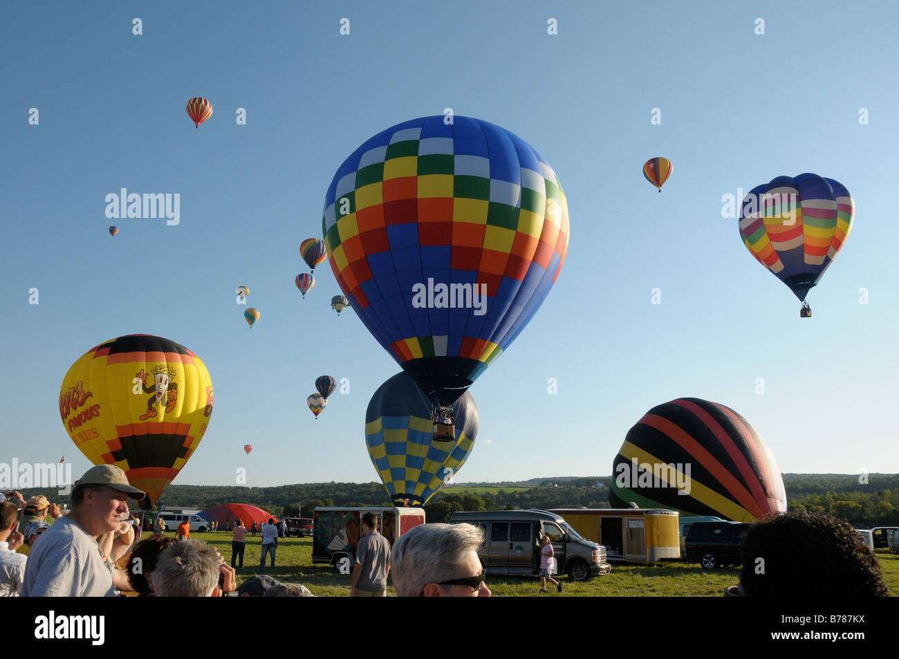 Hot air balloons afloat hi-res stock photography and images - Alamy