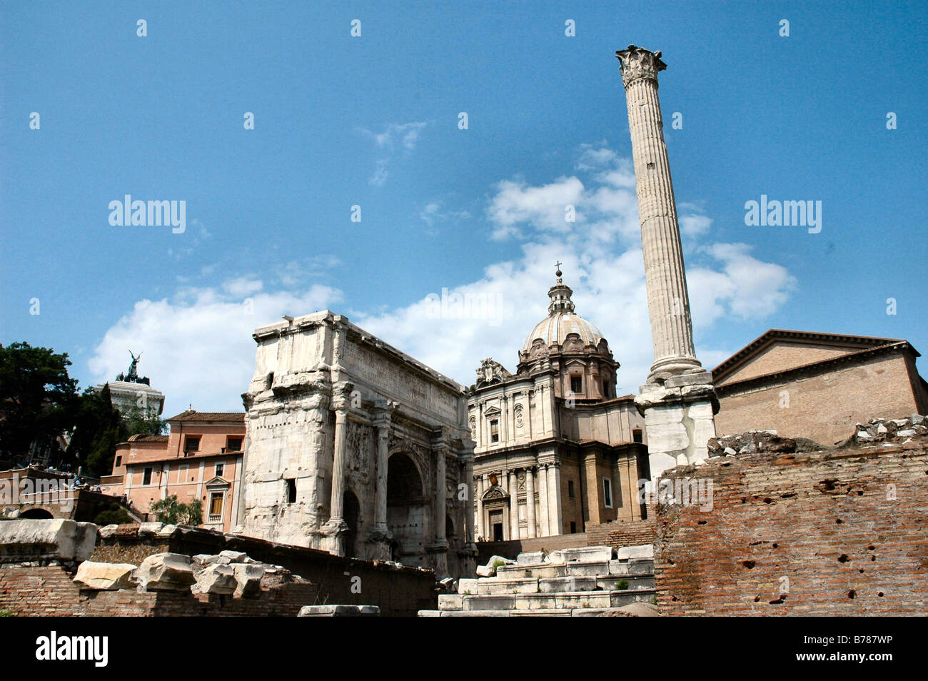Column of Phocas/Arch of Septimus Severus, Rome Stock Photo - Alamy