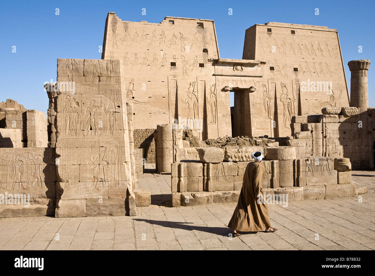 First entrance gate to the temple hi-res stock photography and images ...