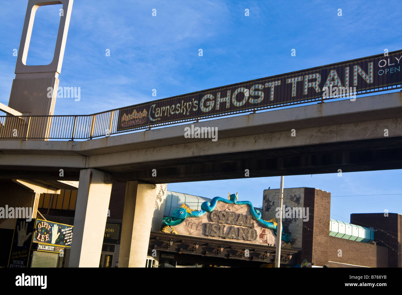 A bridge over the main promenade at Blackpool Front Stock Photo - Alamy