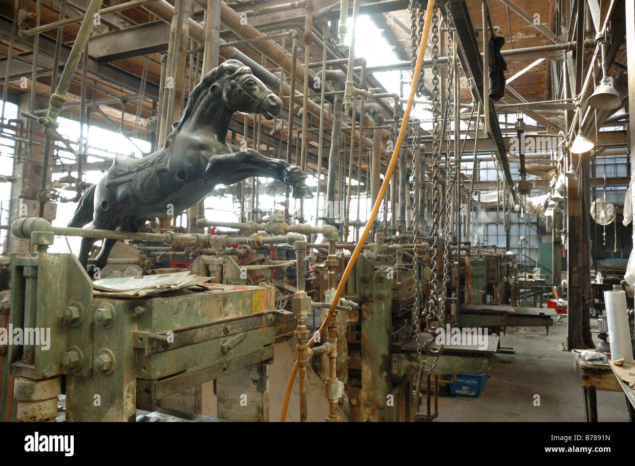 Factory closing hi-res stock photography and images - Alamy