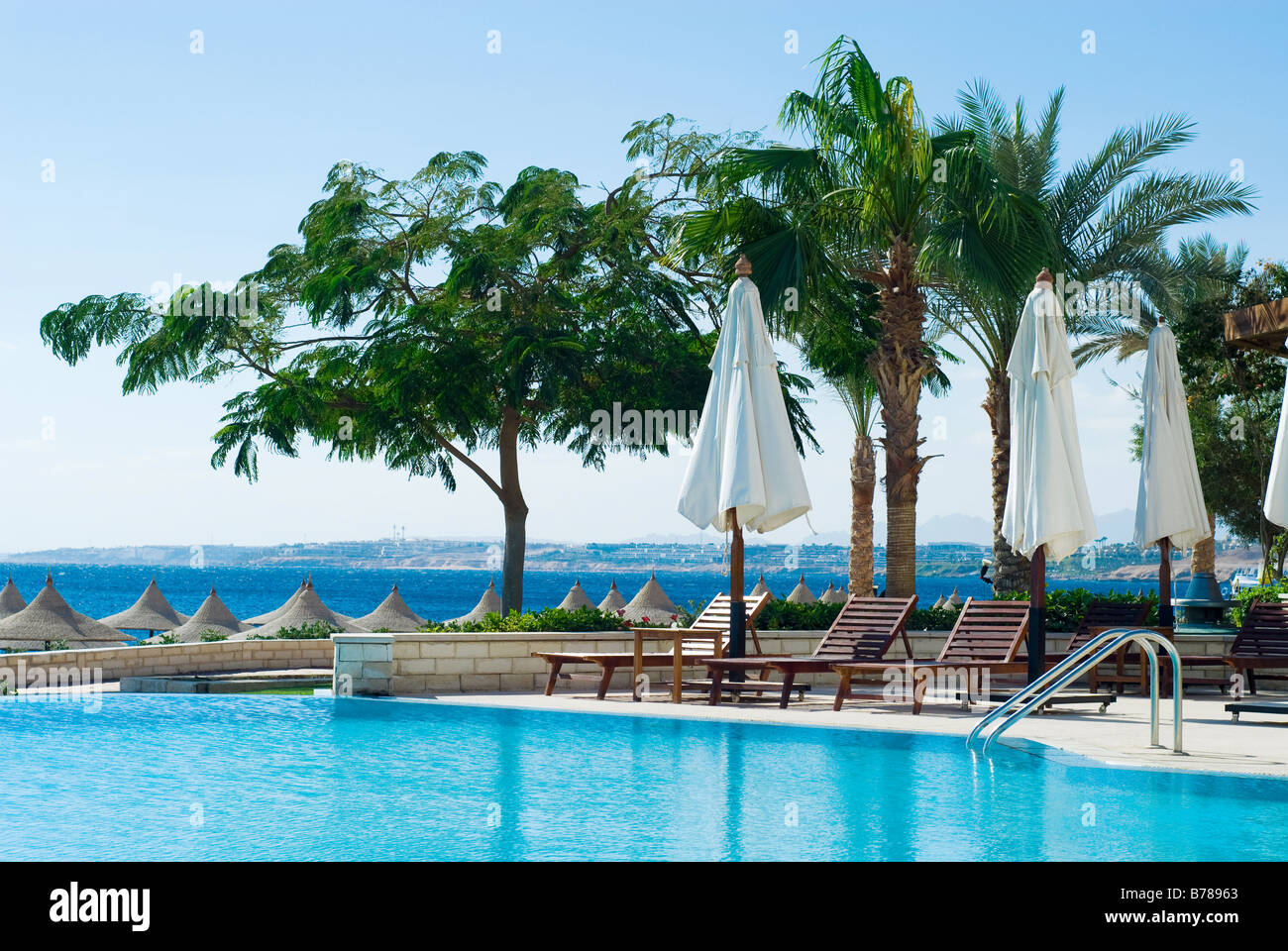 beautiful swimming pool and ocean in background Stock Photo - Alamy