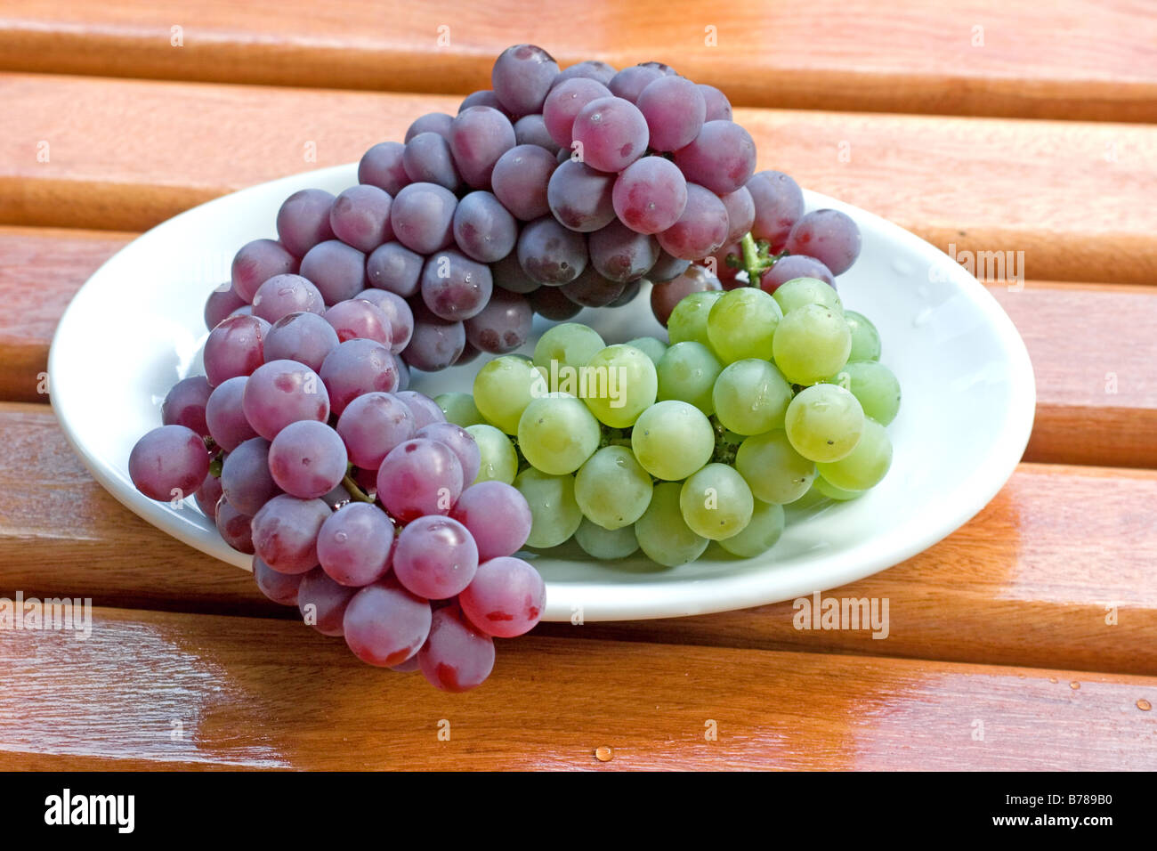 White and red grapes Stock Photo - Alamy