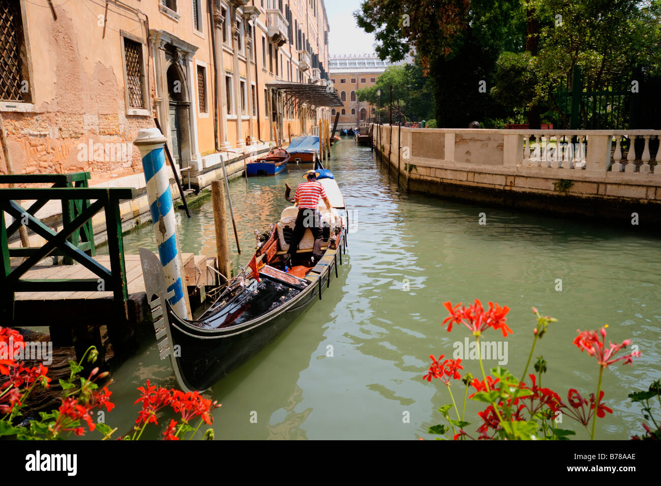 Gondolier packing up gondola hi-res stock photography and images - Alamy