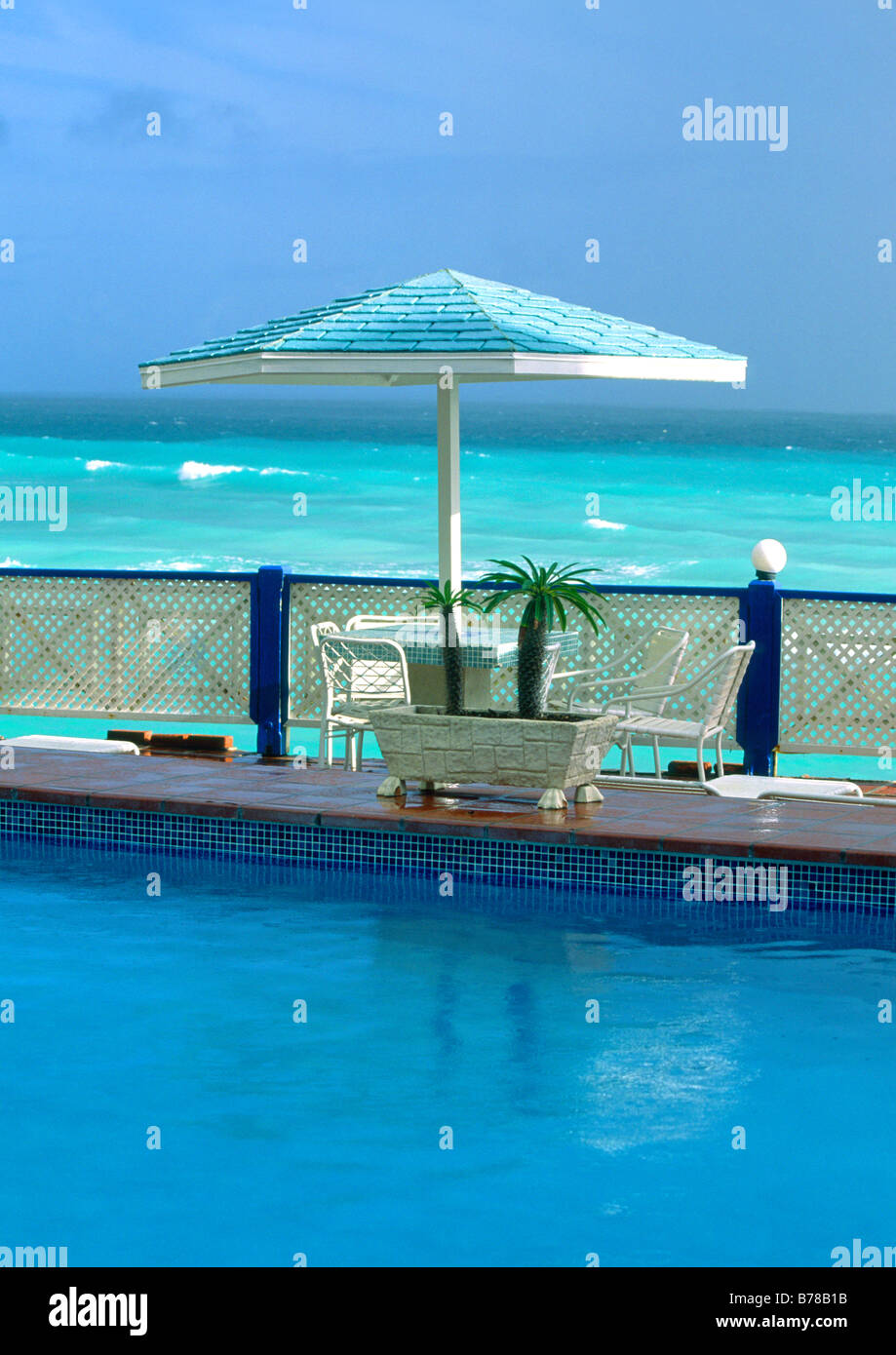 Barbados hotel pool sea hi-res stock photography and images - Alamy