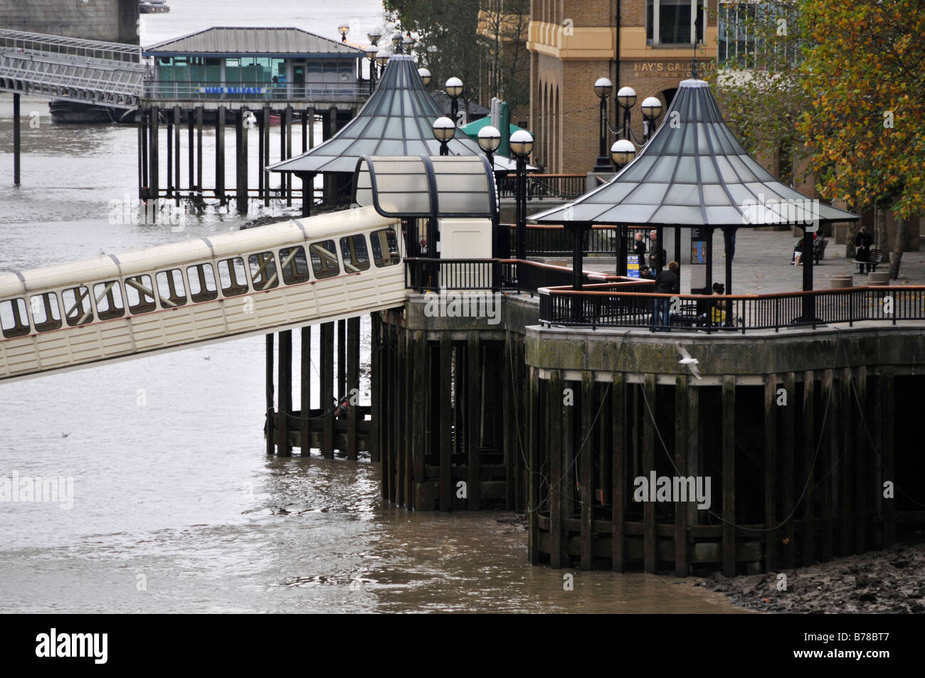 Thames riverside hi-res stock photography and images - Alamy