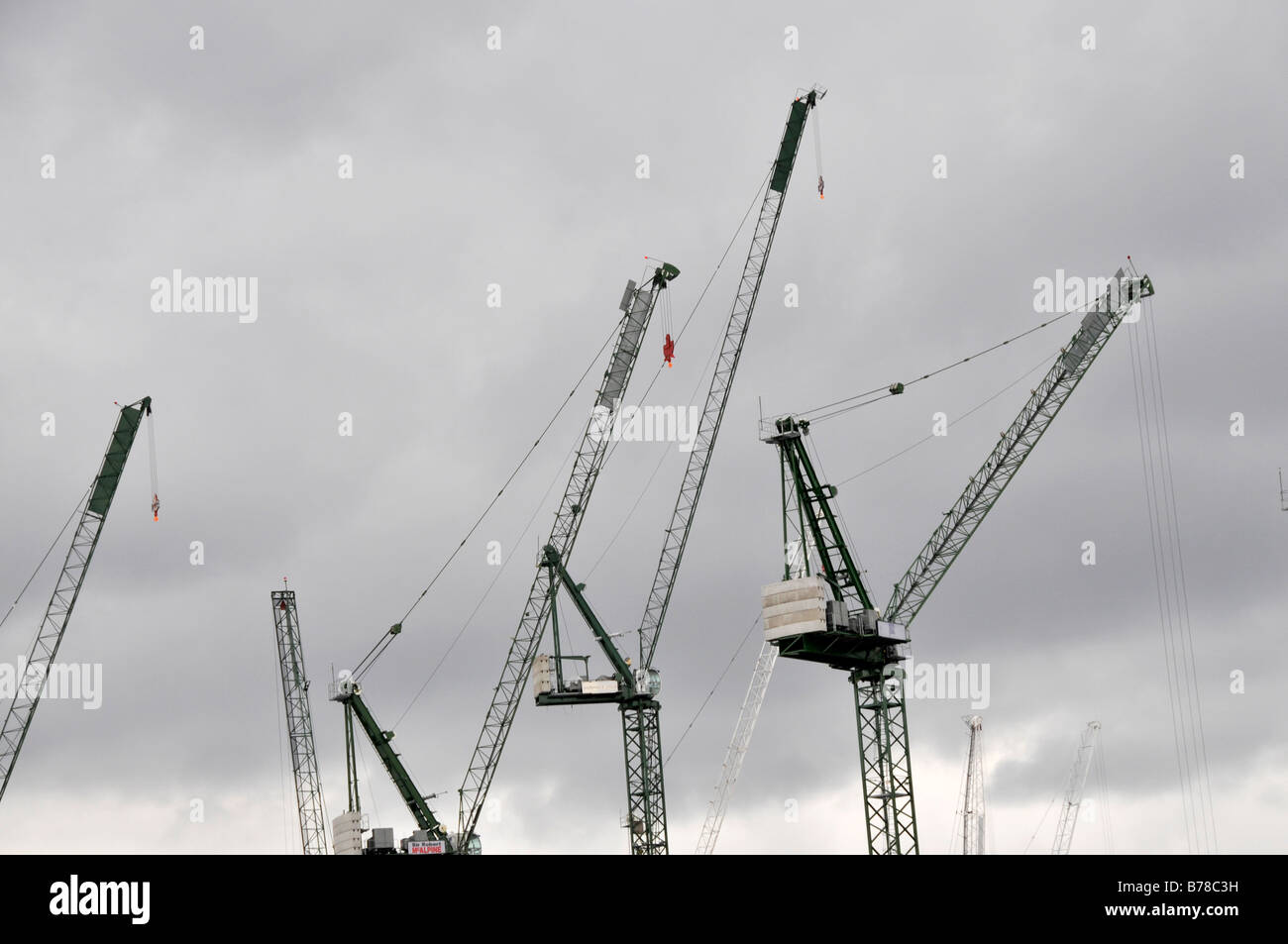 Construction crains hi-res stock photography and images - Alamy