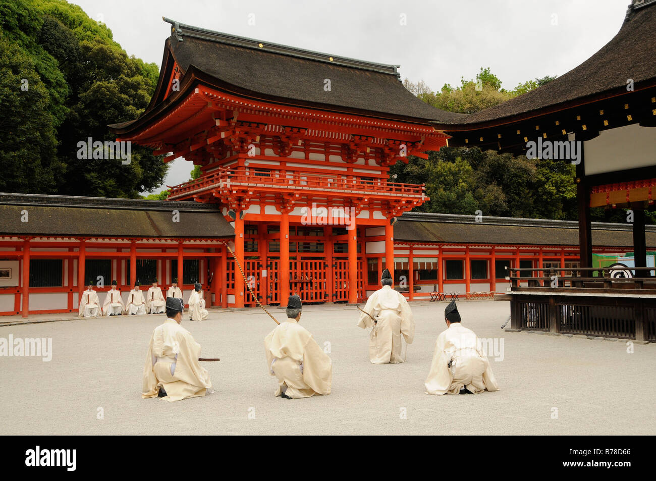 Shinto priester hi-res stock photography and images - Alamy