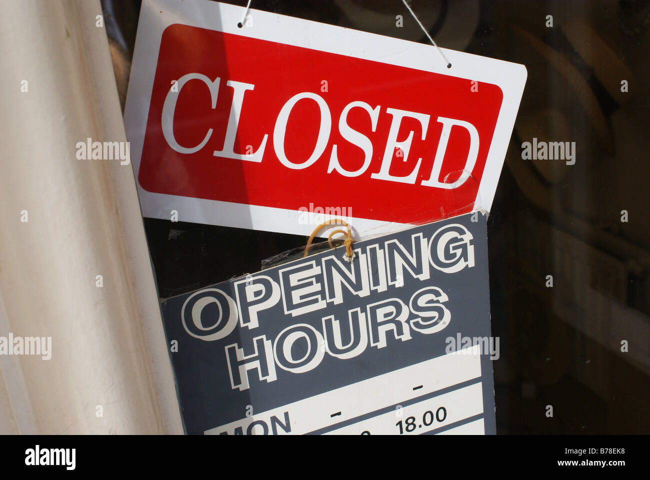 red closed sign on door of shop Stock Photo - Alamy