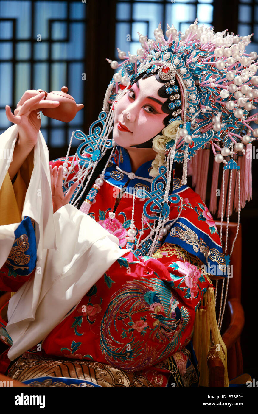 Beijing opera actress drinking tea hi-res stock photography and images ...