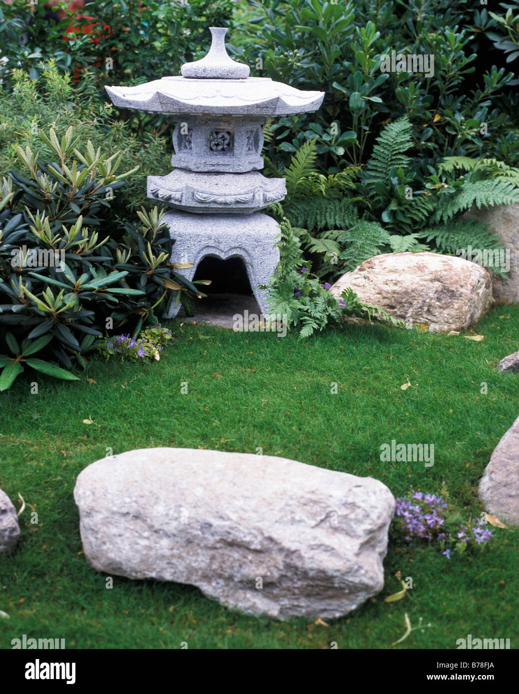 JAPANESE STYLE WATER GARDEN Stock Photo - Alamy