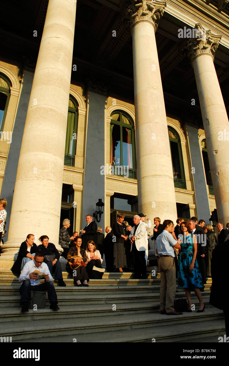 A break for the visitors of the Munich opera festival at the National ...