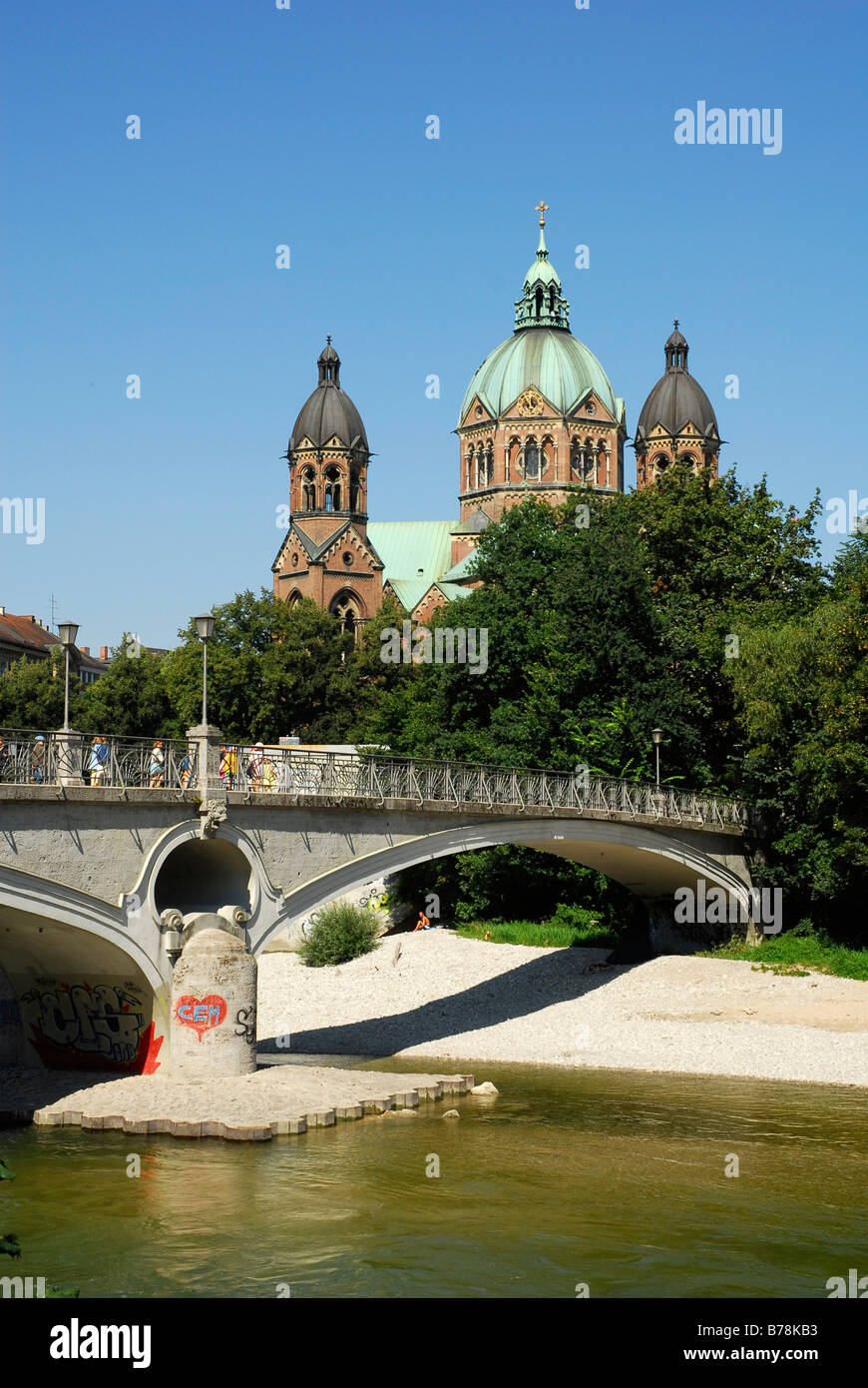 Kabelsteg Bridge crossing the Isar River, Praterinsel Island, in the ...